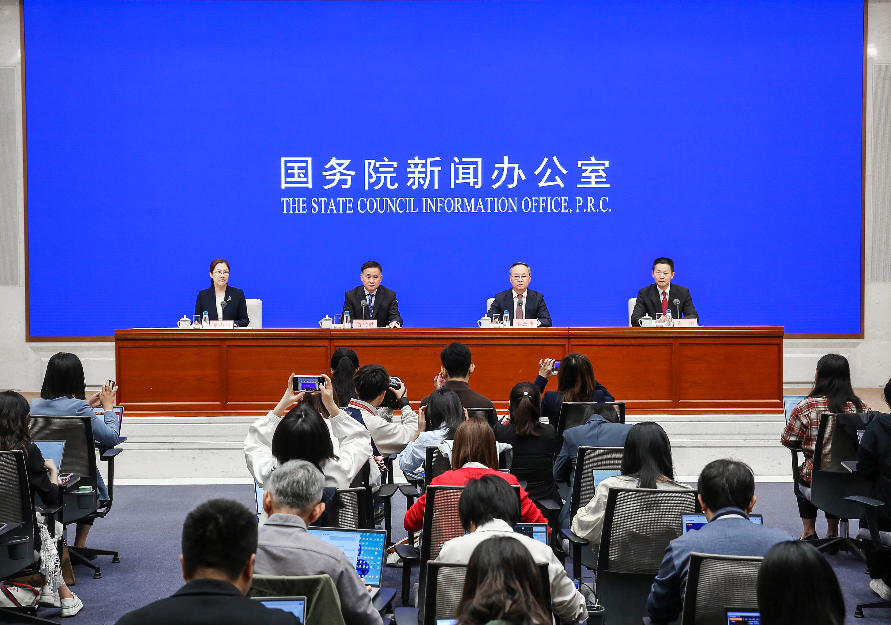 国新办举行新闻发布会 介绍金融支持经济高质量发展有关情况